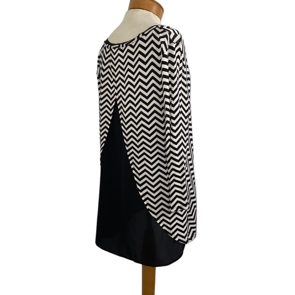 B.L.E.U. | Tops | Blue Black White Chevron Pattern Split Back Long ...